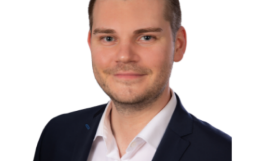 Must Reads: Tesla, D-Wave Quantum, Berkshire Hathaway, Super Micro Computer